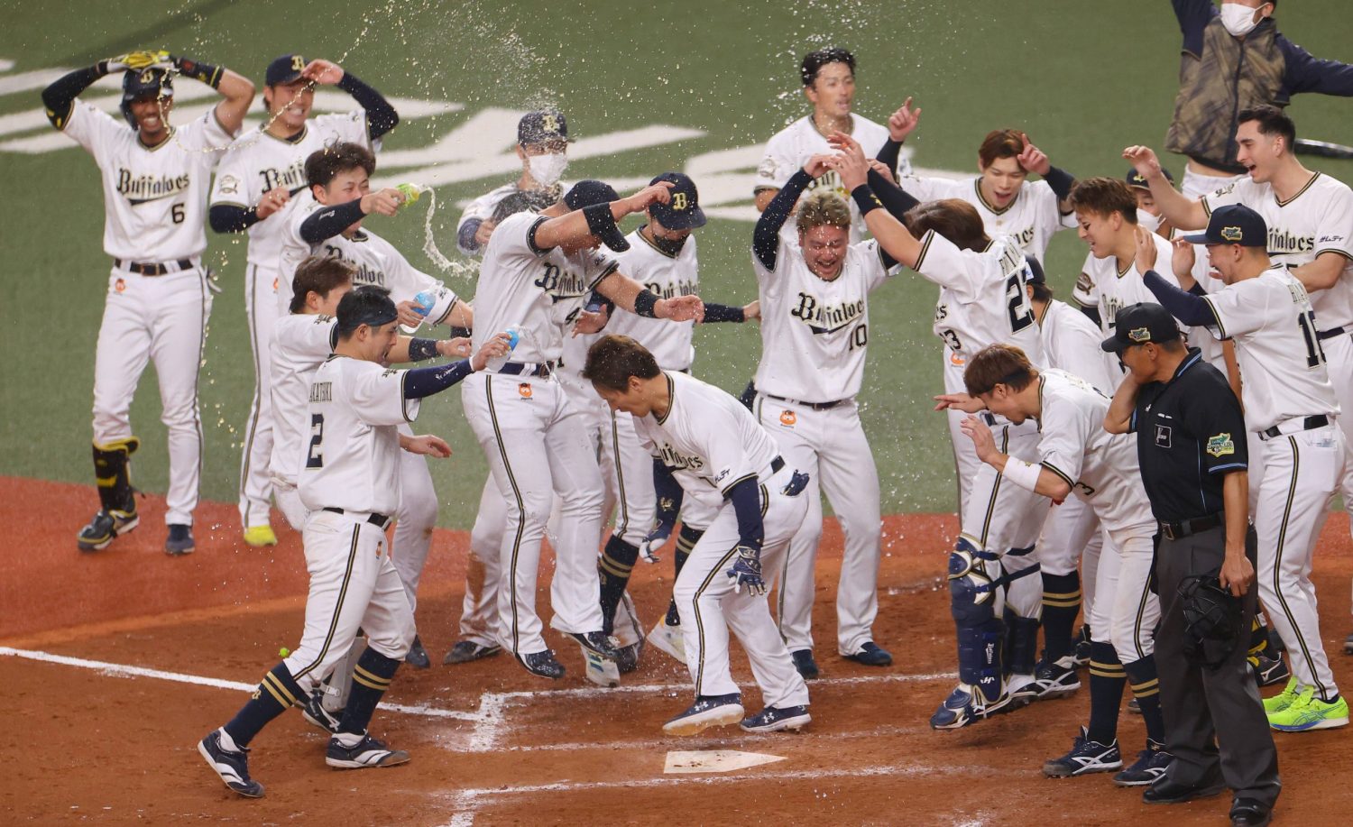 Masataka Yoshida the Hero as Orix Rallies in Ninth for Game 5 Win over Yakult | SportsLook
