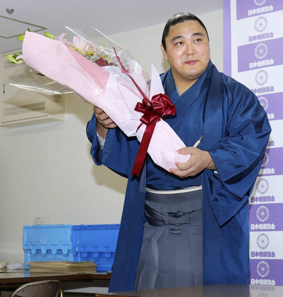 Takakeisho Overcomes a Determined Midorifuji to Stay Tied for Lead at ...