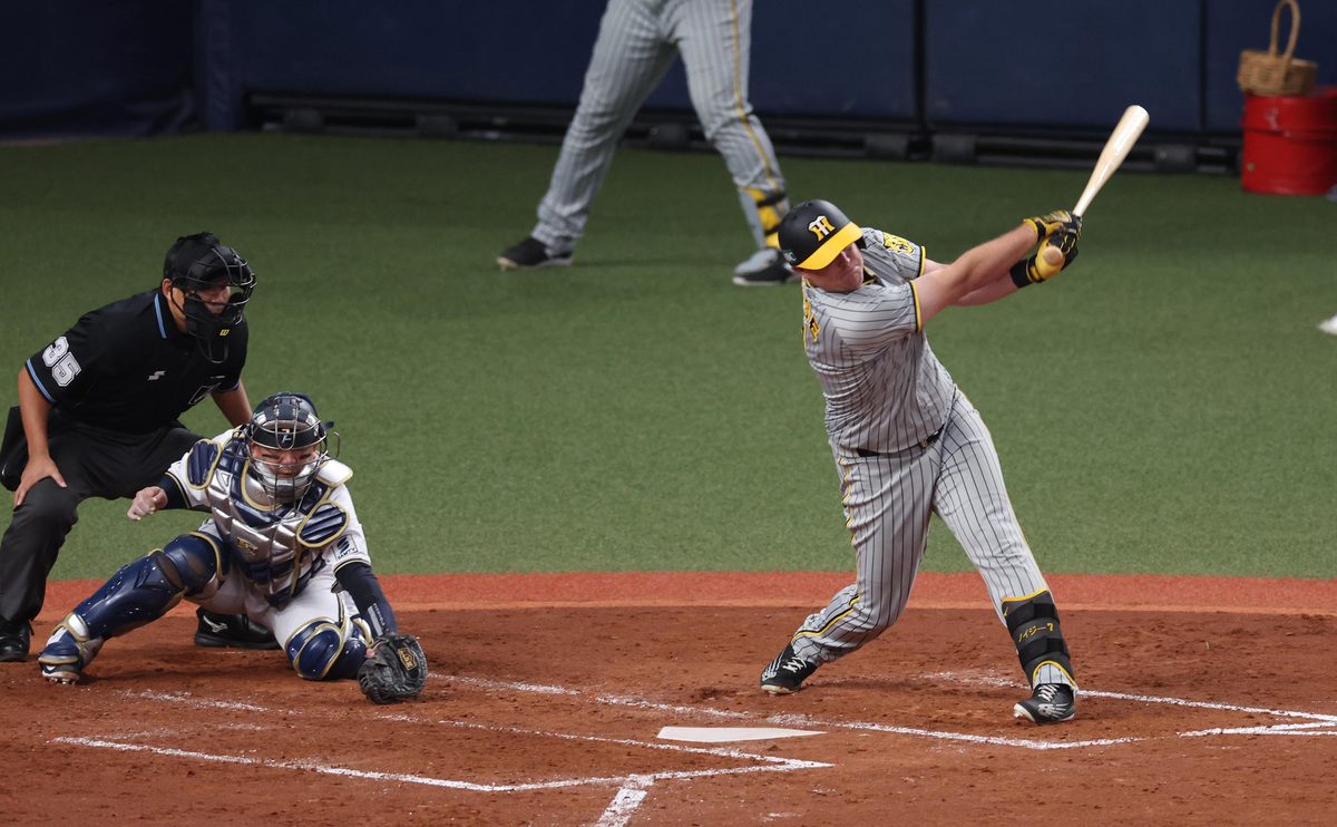 Buffaloes Whip Tigers in Game 2 of the Japan Series | SportsLook