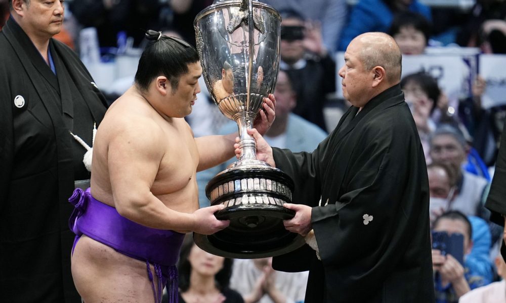 Takerufuji is the First Makuuchi Division Debutant Winner in 110 Years ...