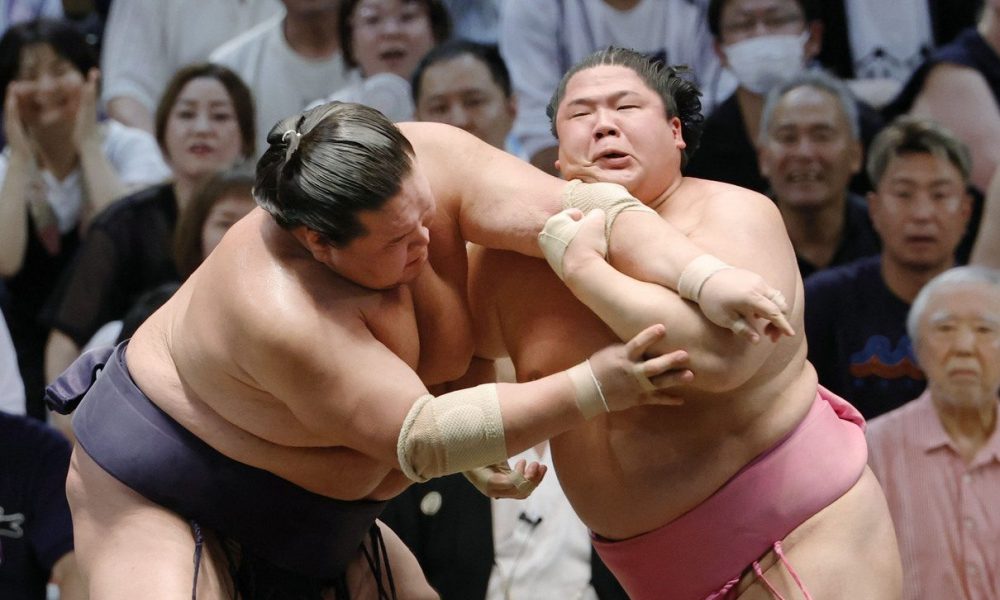 Terunofuji Outlasts Determined Ura to Remain in Sole Lead at Nagoya ...
