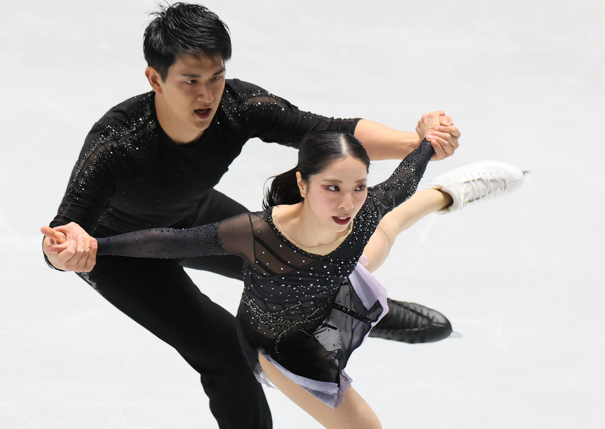 Stars Yuma Kagiyama and Kaori Sakamoto Lead After the NHK Trophy Short Programs | SportsLook