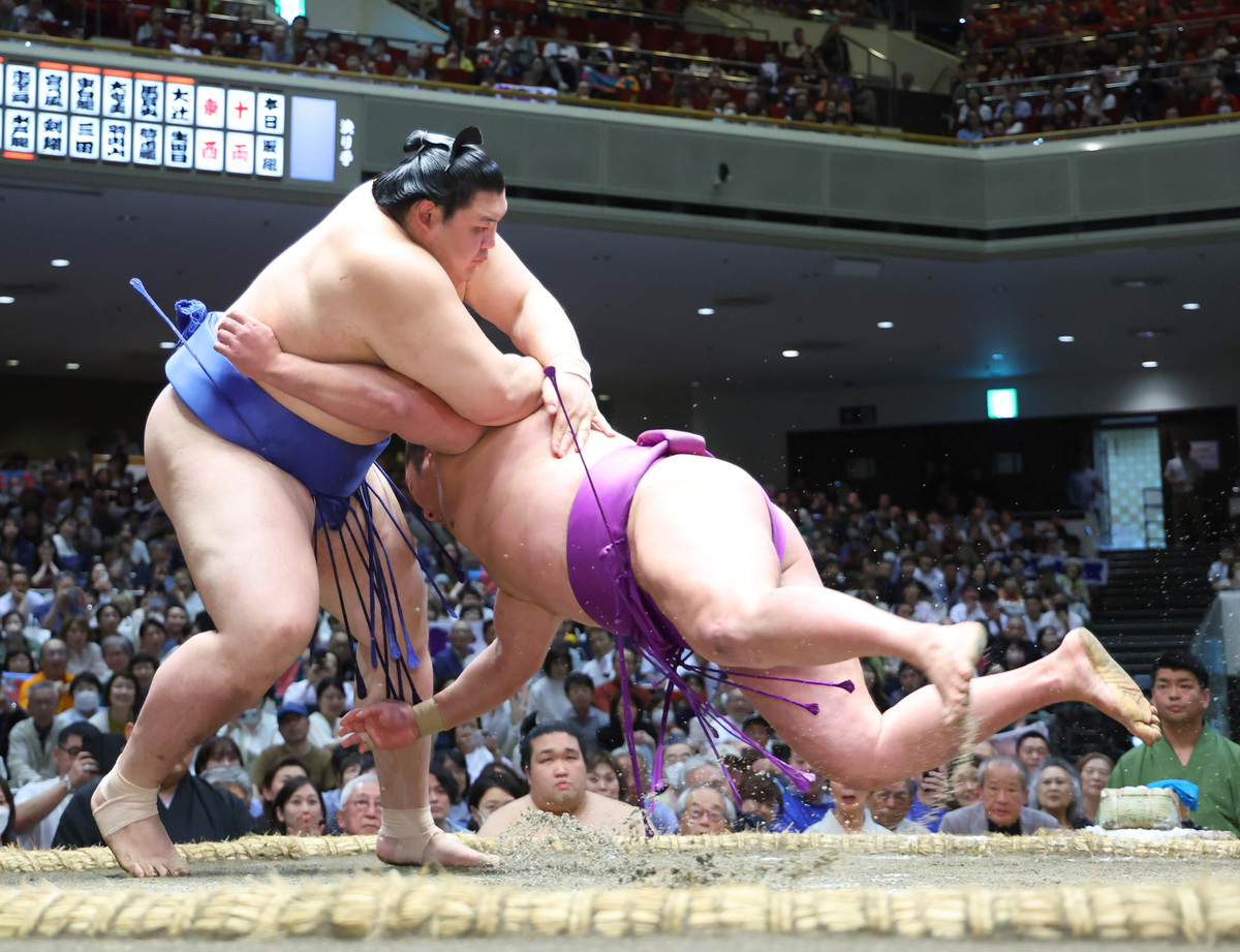 Sumo Star Onosato Becomes the 75th Yokozuna | SportsLook